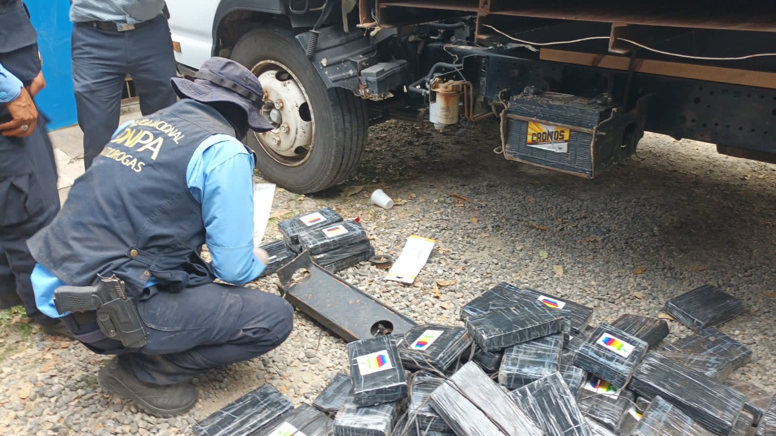 Equipos antidrogas de la Policía Nacional detienen cuatro personas transportando clorhidrato de ...