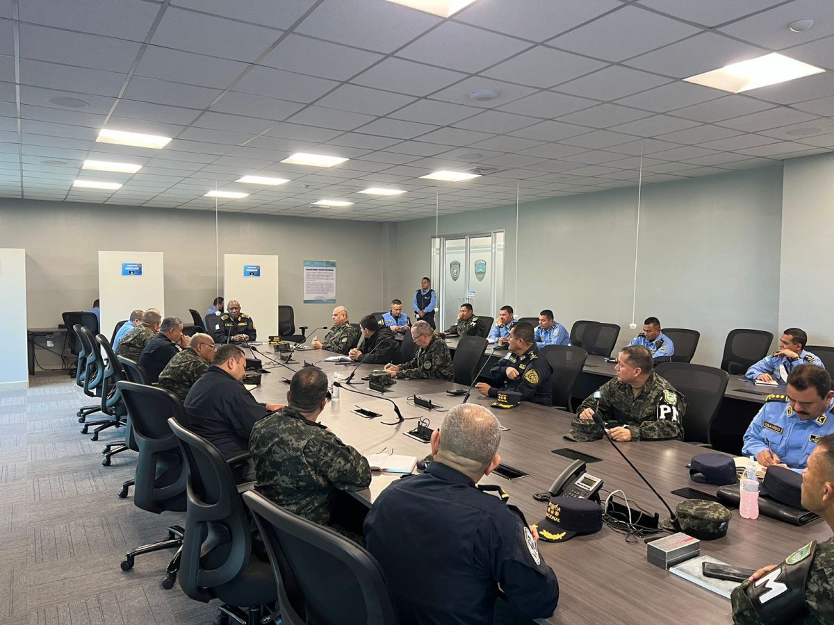 Autoridades de la Policía Nacional y Comandantes de la PMOP comparten ...